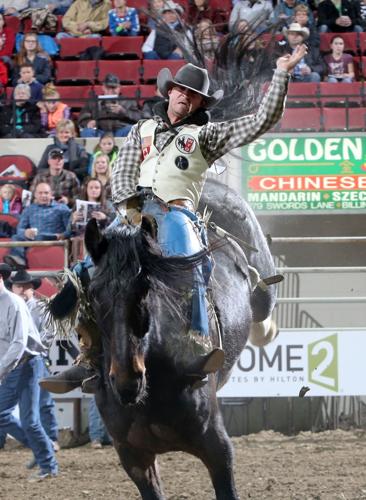 Brody Cress continues hot streak with Chase Hawks saddle bronc win