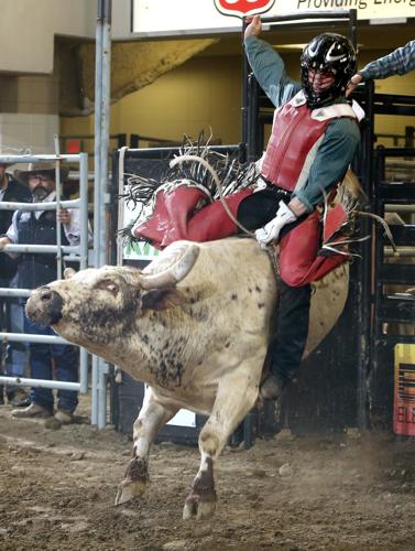 Brody Cress continues hot streak with Chase Hawks saddle bronc win