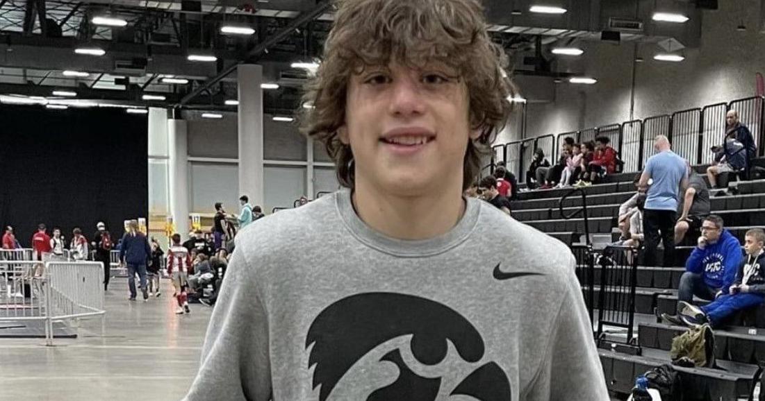 Billings' Keyan Hernandez and Helena's Carson DesRosier wrestle to ...