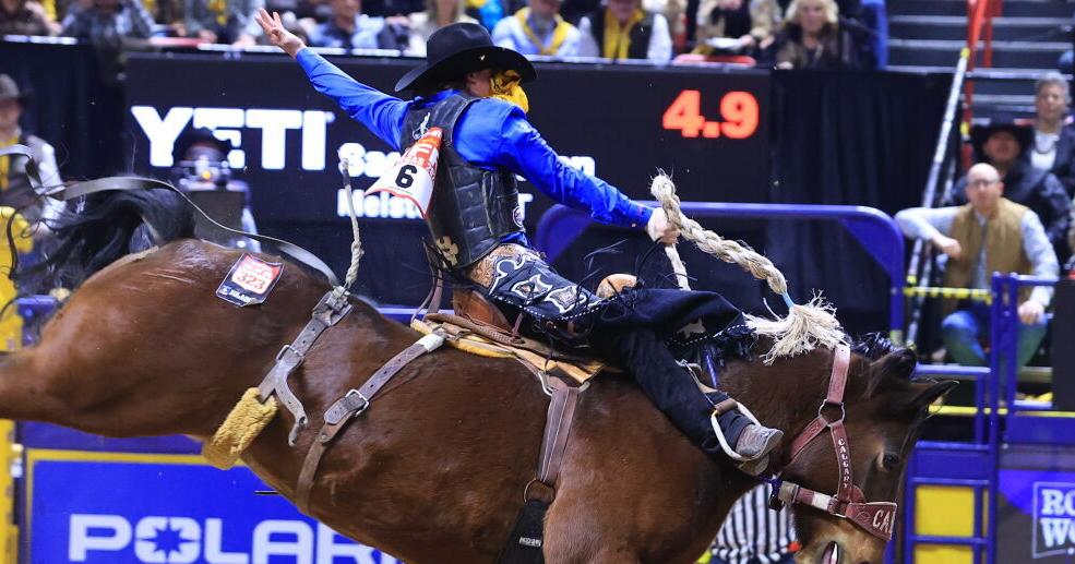 Montana saddle bronc riders place 4th and 6th at NFR Monday