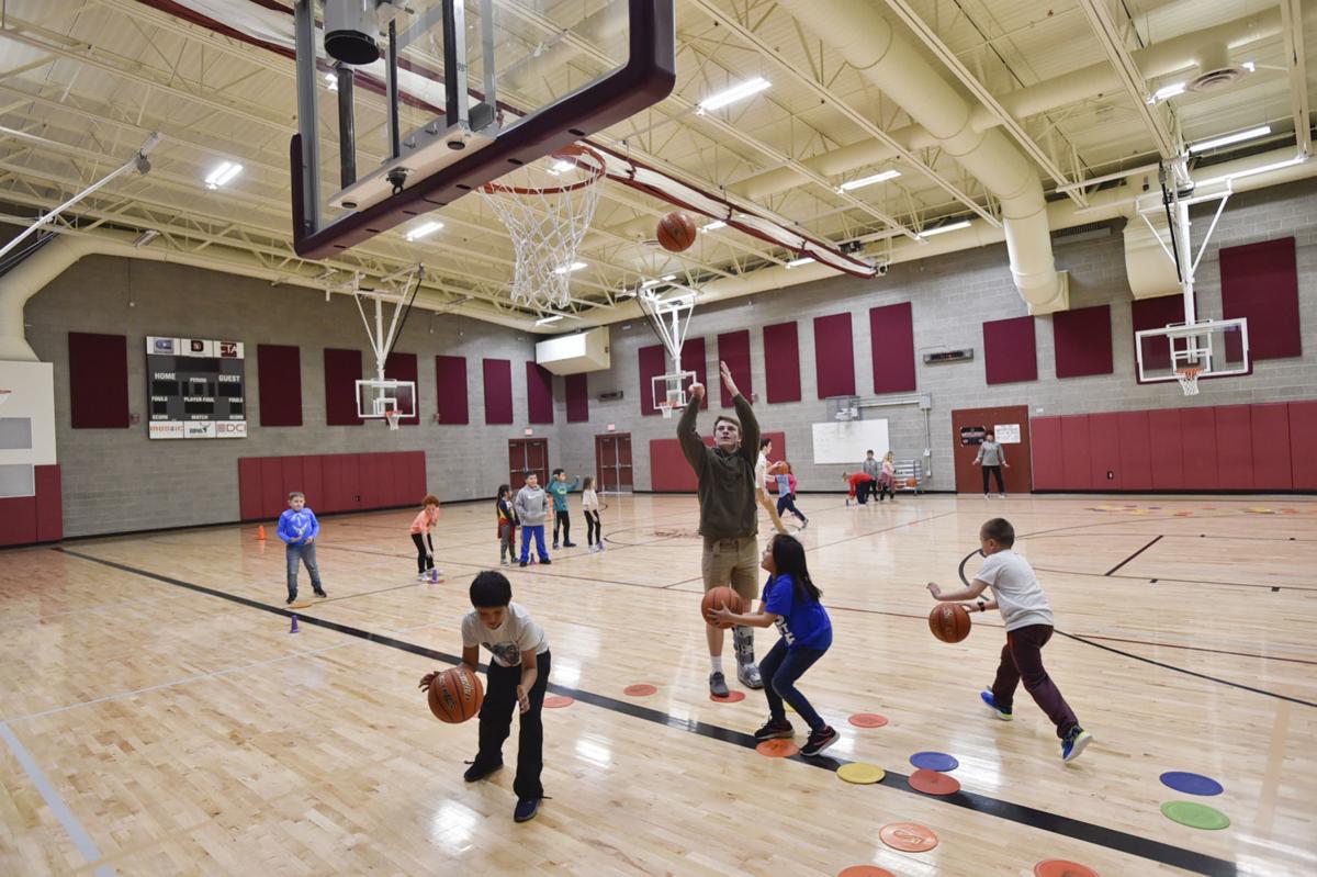 Helena High basketball players serve as mentors at elementary school ...