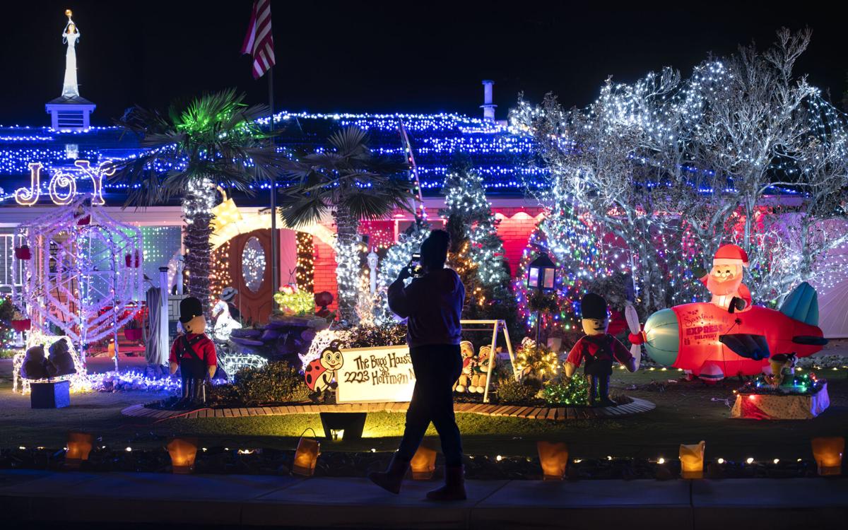 The Bugg family Christmas light display back in Albuquerque ...