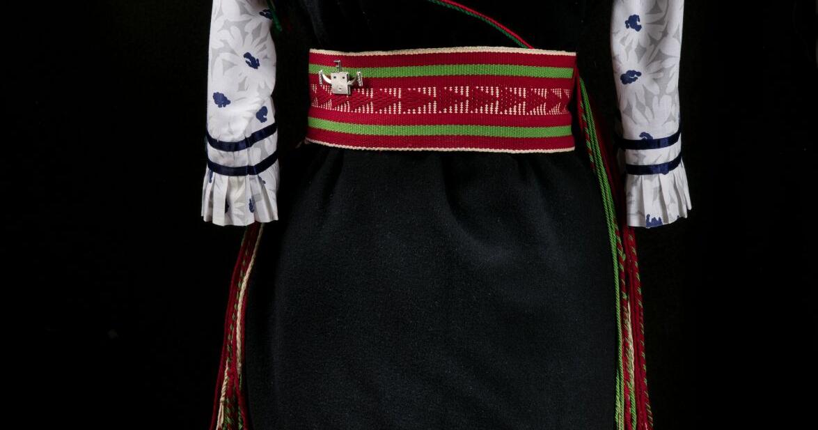 The threads that bind: Wheelwright looks at the fashion and family of a ...