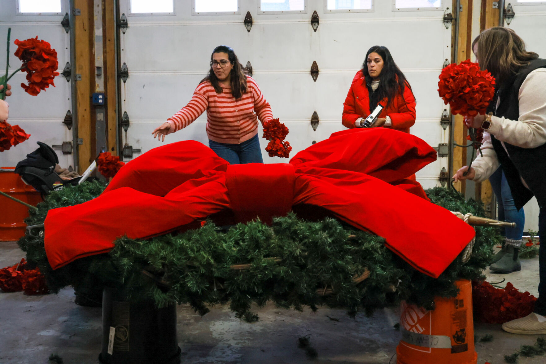 Photo and Video Gallery: Brant Point Wreath Raising | News | ack.net