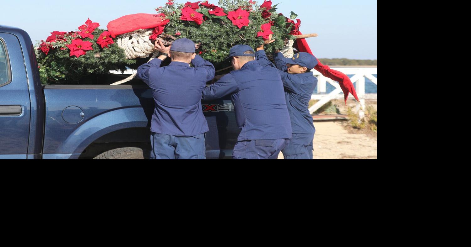 Photo Gallery: Brant Point Light Wreath | Photo Galleries | ack.net