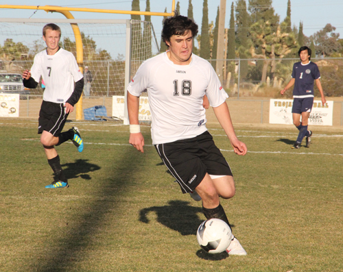 Flintridge squeaks by Trojan soccer | | adowl.hidesertstar.com