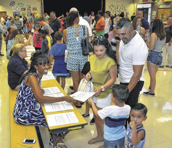 Parents and students ‘Meet the Teacher’ at Kyrene de la Estrella ...