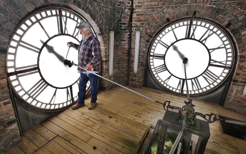 Photos: Changing Time on The Courthouse Clock | News | annistonstar.com