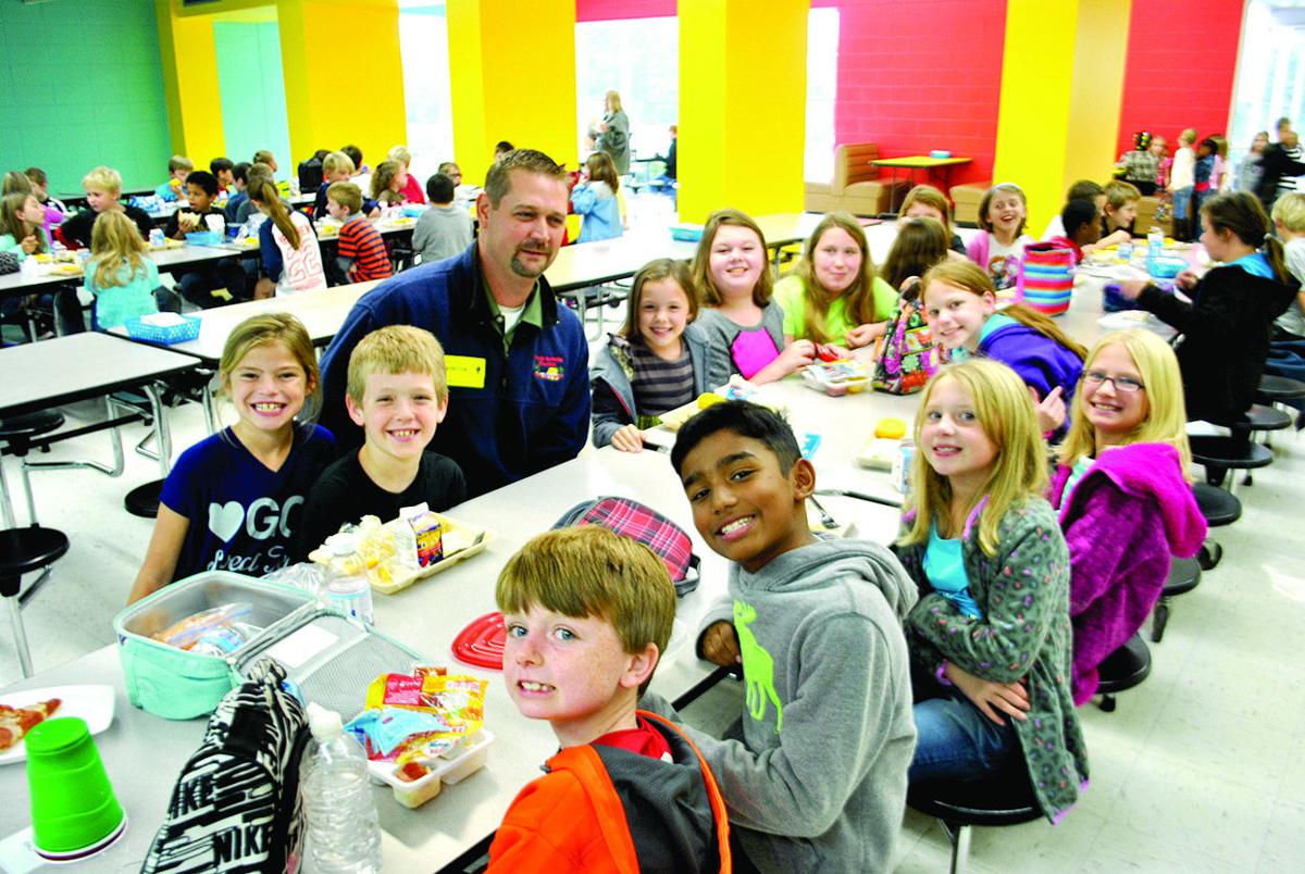 Students at Coosa Valley Elementary enjoy free lunch | News ...