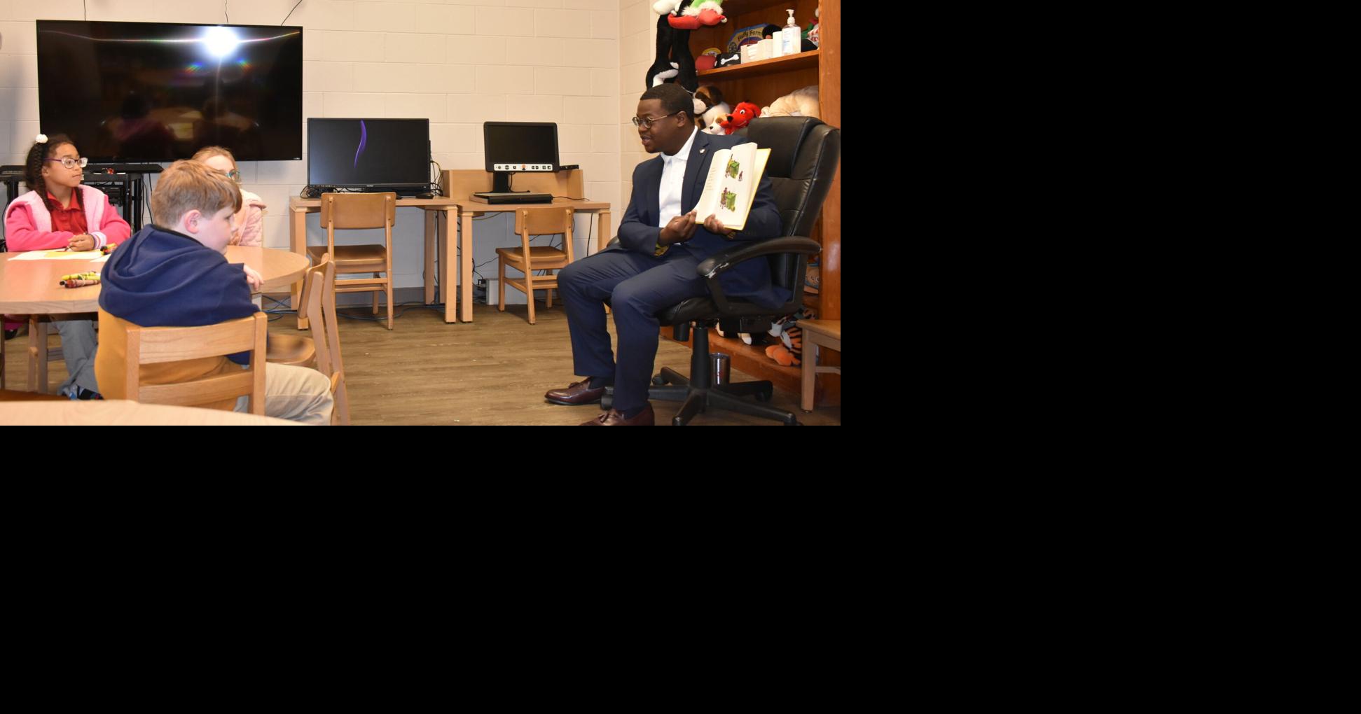 Talladega mayor reads to AIDB third-graders | News | annistonstar.com