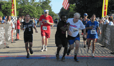 Good Samaritan helps collapsed runner cross finish line at Woodstock 5K ...