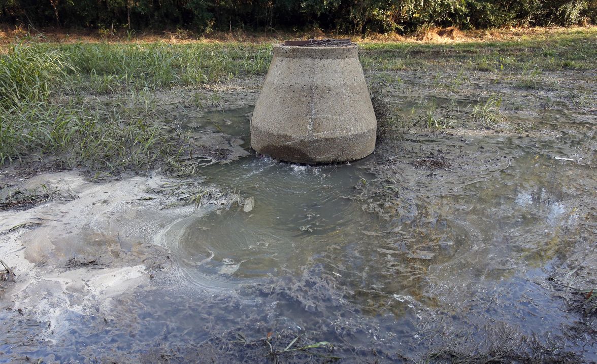 Rain causes overflow from manhole on Oxford resident’s property | News ...