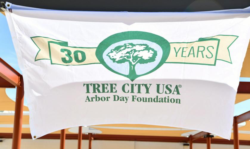 Tree lovers show up for Anniston Arbor Day giveaway | Anniston ...