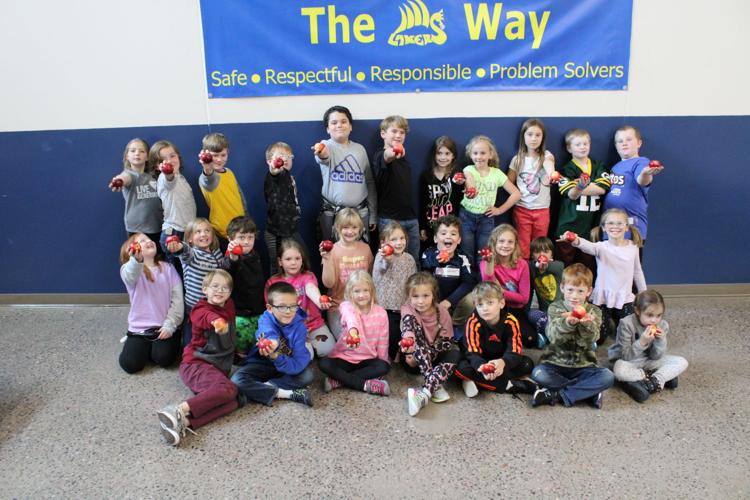 Shell Lake third graders take a bite during Great Apple Crunch | Local ...