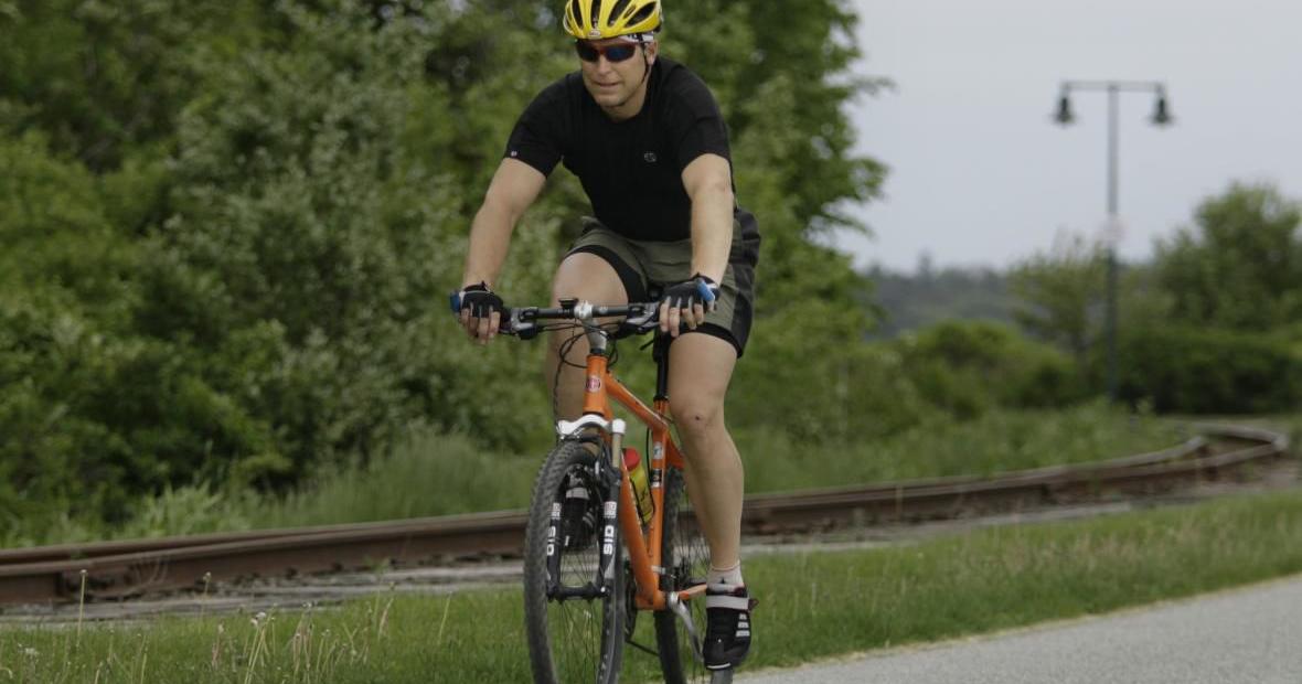 Be visible and predictable to travel safely on your bicycle, expert ...