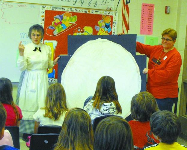 Phillips students learn about old-time logging | Schools | apg-wi.com