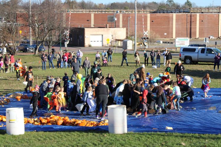 Smashing pumpkins: Weather helps draw crowd for Fright Fest and Pumpkin ...