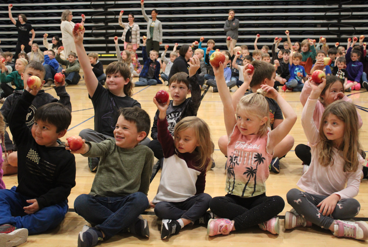 Take a big bite! Shell Lake students enjoy the Great Apple crunch ...