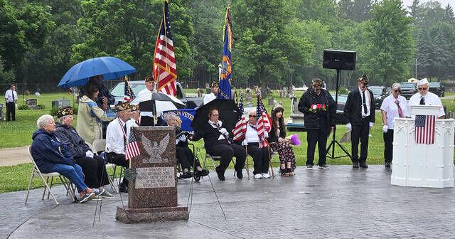 Vernon honors WWII veterans, dedicates monument at Greenwood Cemetery ...