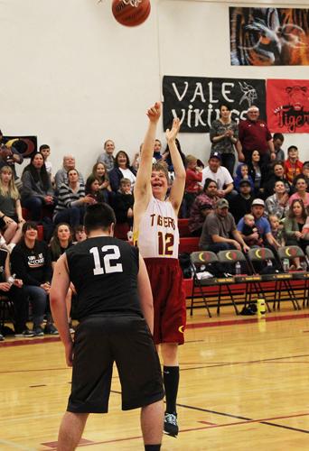 Community packs bleachers for Support the Court basketball game | Local ...