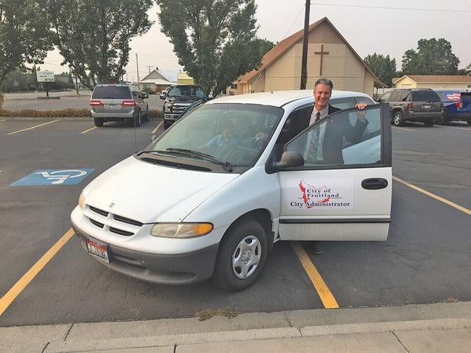 Stuart Grimes sworn in as city administrator | Features | argusobserver.com