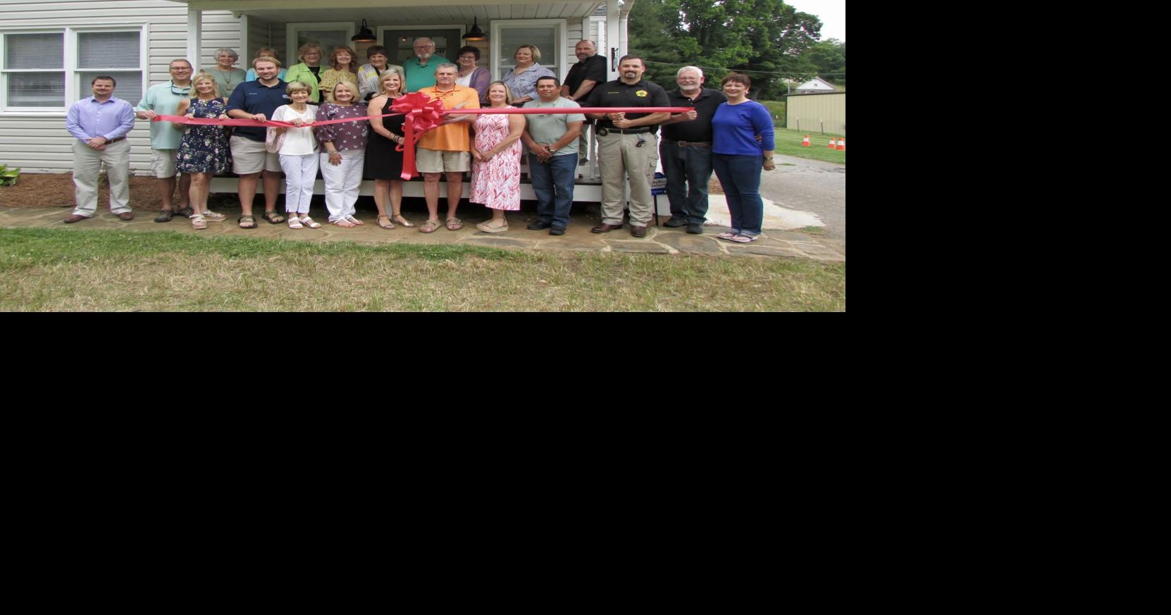 Cindy Randolph cuts ribbon with the Chamber and celebrates new location ...