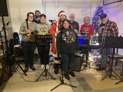 Holiday carols light up Jackie O’s | News | athensmessenger.com