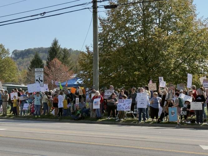Hundreds gather for second 'No Kings' protest in Athens | News ...