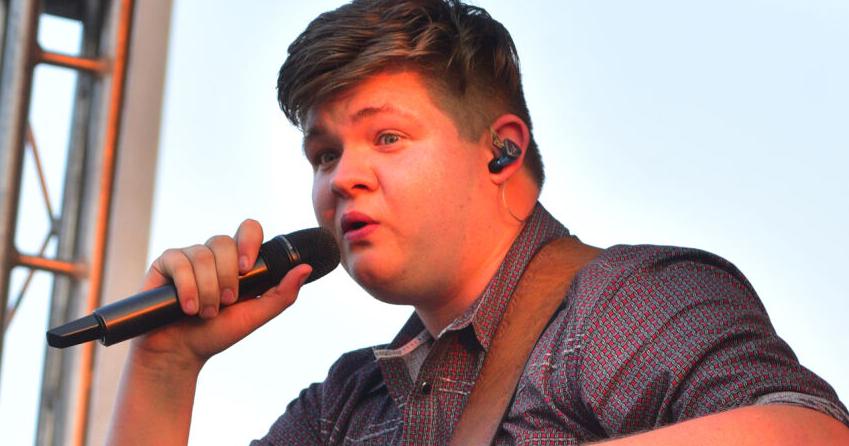 Rising country singer Alex Miller enjoys feel-at-home Athens County ...