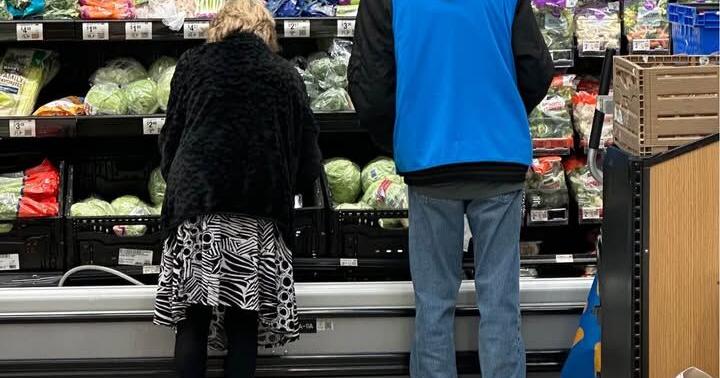 Athens Walmart employee praised | News | athensreview.com