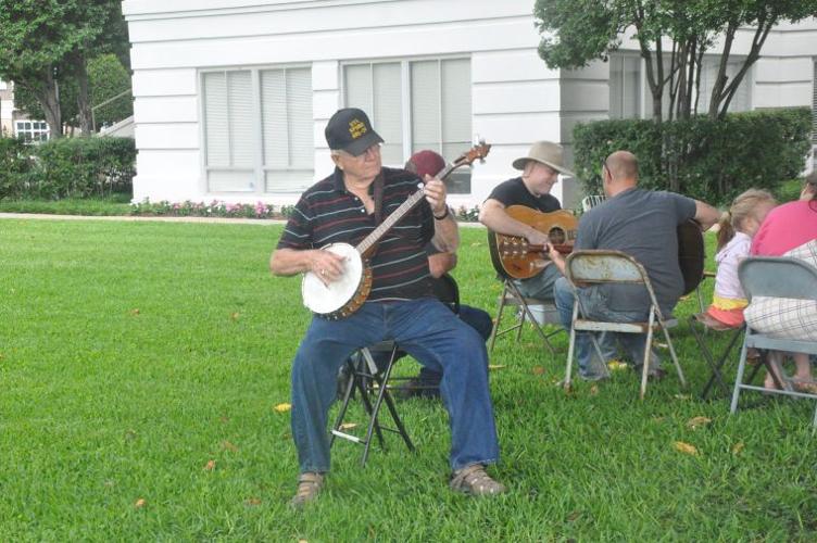SLIDESHOW: Enjoying the start of the Fiddler's Reunion | | athensreview.com