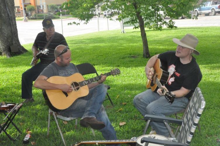 SLIDESHOW: Enjoying the start of the Fiddler's Reunion | | athensreview.com