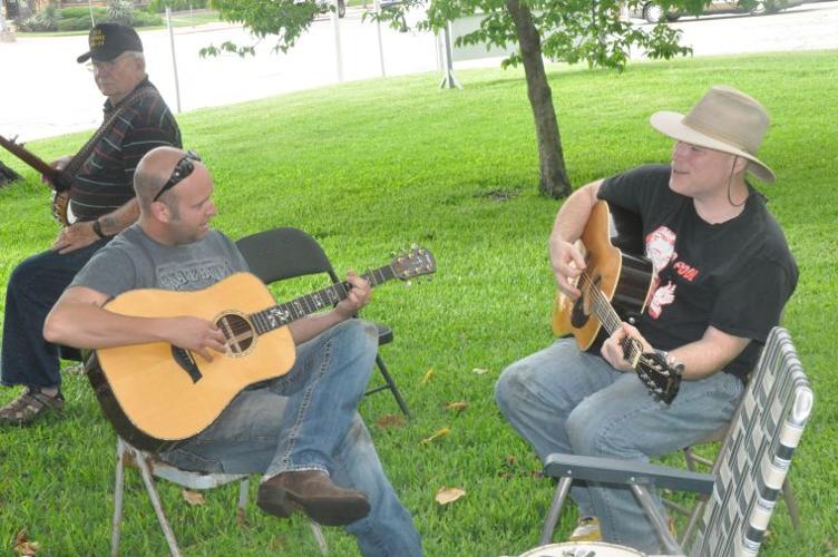 SLIDESHOW: Enjoying the start of the Fiddler's Reunion | | athensreview.com