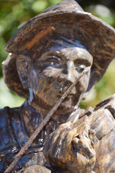 Fiddler statue on courthouse square needs repairs | Local News ...