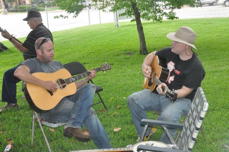 SLIDESHOW: Enjoying the start of the Fiddler's Reunion | | athensreview.com