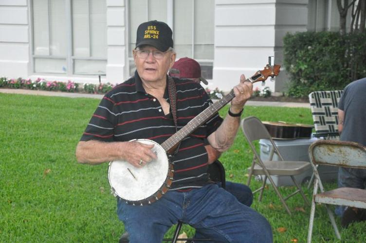 SLIDESHOW: Enjoying the start of the Fiddler's Reunion | | athensreview.com