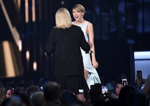 ACM Awards a family affair for pop star Taylor Swift