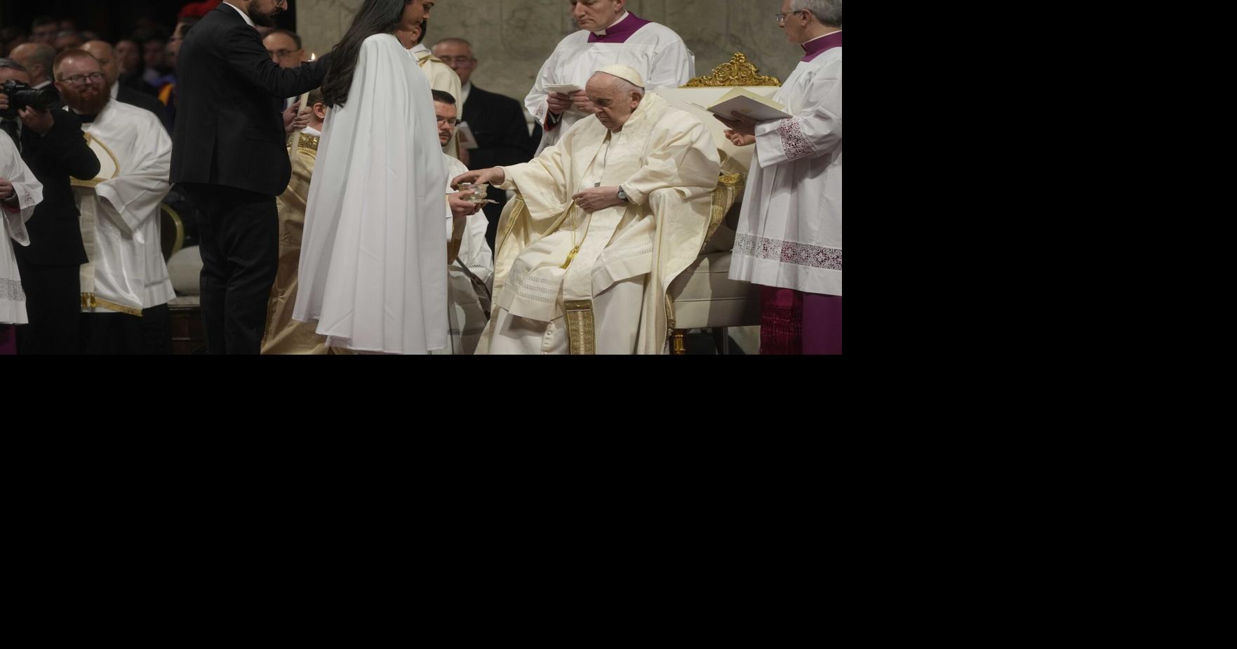 Pope Francis returns to public eye for Easter vigil Mass