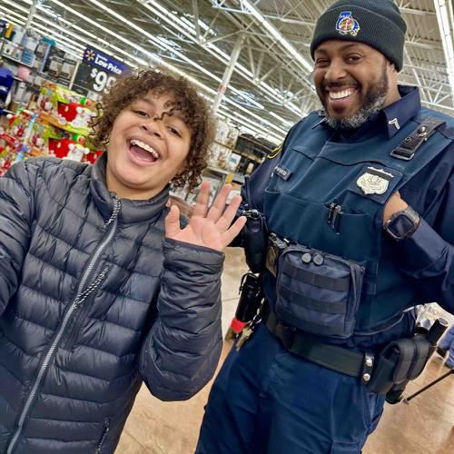 'Shop with a Cop' returns for 22nd year | Holiday | avenuenews.com