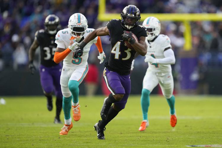 Lamar Jacksons Perfect Passer Rating Helps Ravens Rout Dolphins 56 19