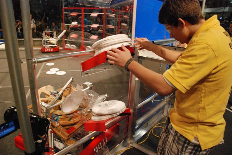Frisbee-throwing robots take over Convention Center | Relaxer ...