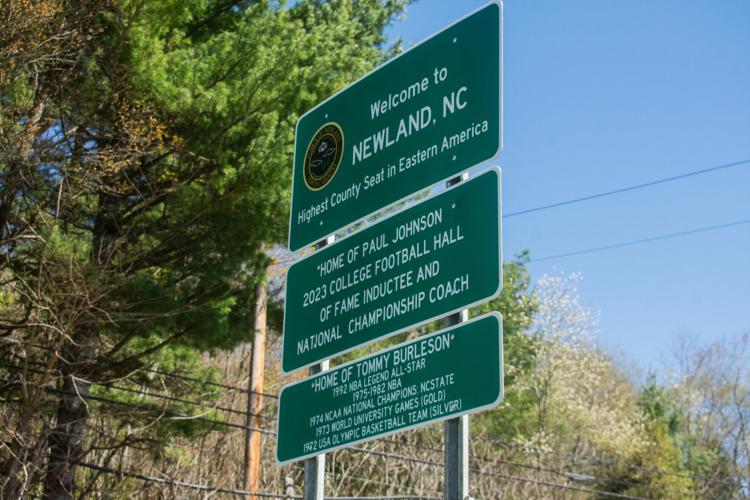 Newland welcome signs dedicated to two legends | News | averyjournal.com