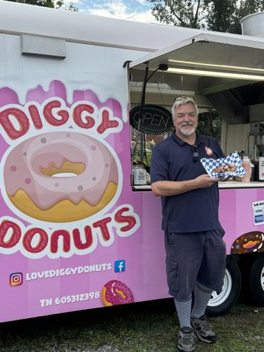 Locals digging Into Diggy Donuts | Community | averyjournal.com