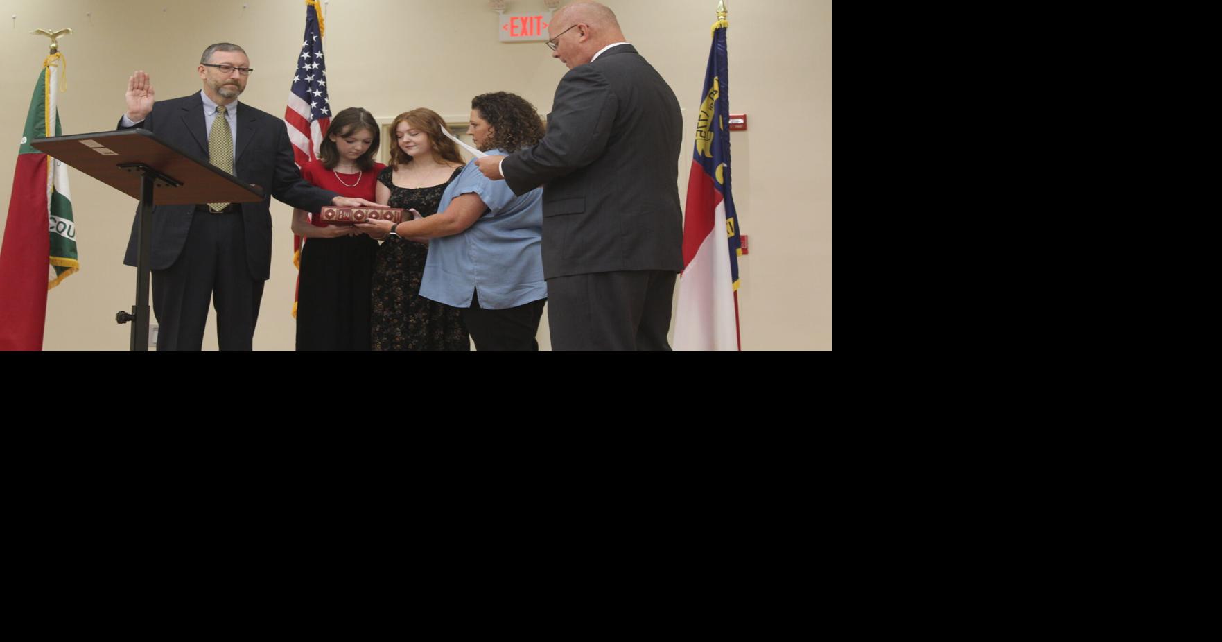 Mike Henley sworn in as interim sheriff | News | averyjournal.com