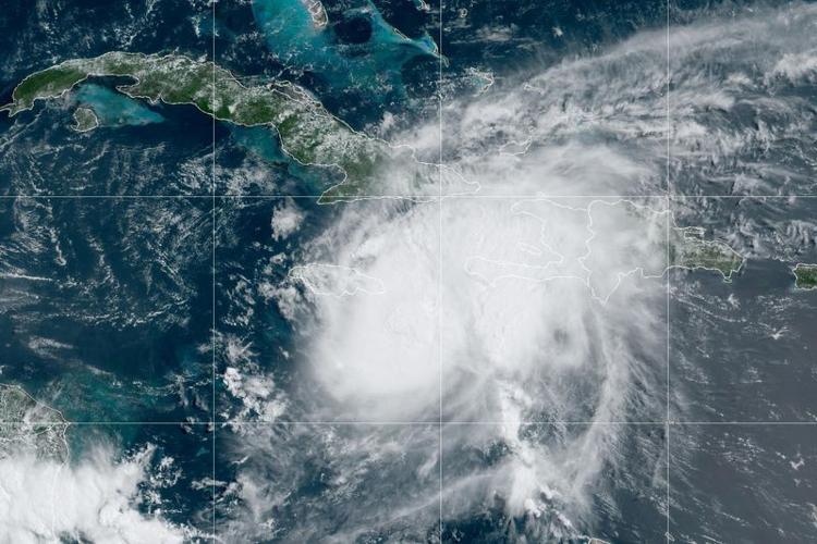 Record-breaking temperatures strengthen Hurricane Beryl as it hits Caribbean | | azdailysun.com