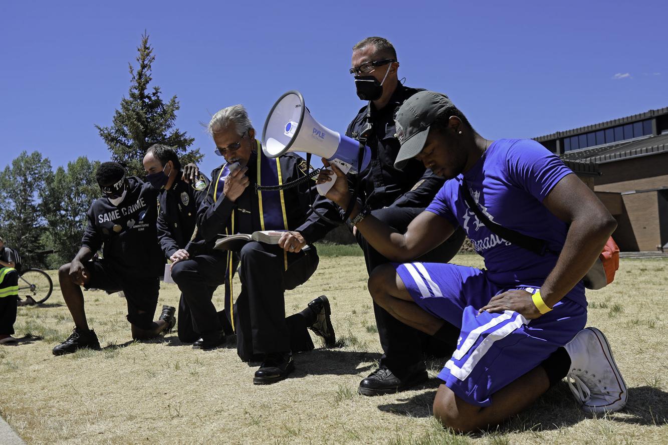 Flagstaff Chief of Police Treadway kneels, speaks with protesters ...