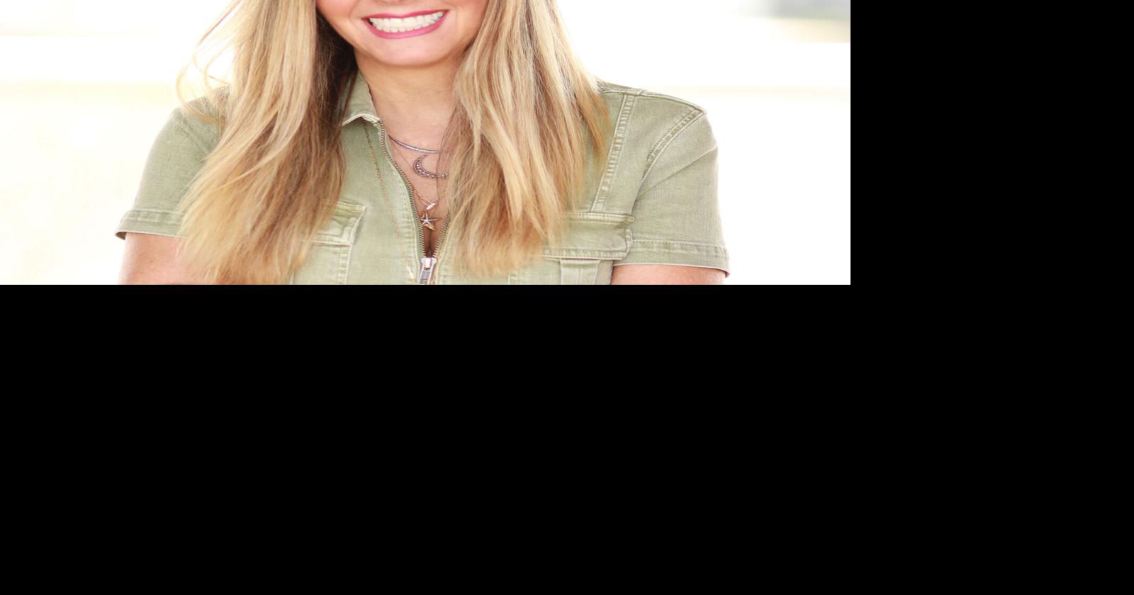 Spanx CEO stuns employees with $10,000 each and first-class plane ...