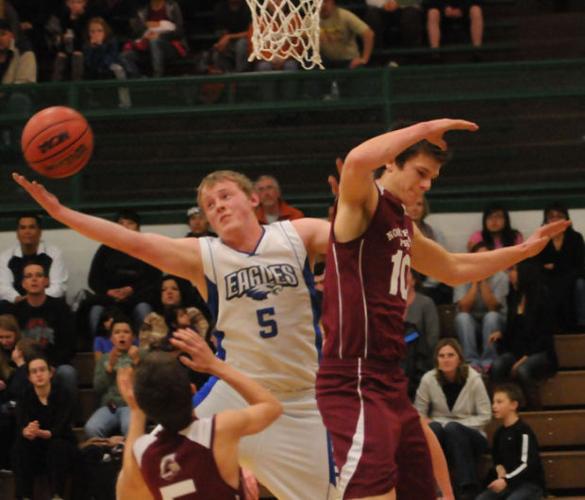 Spartans falter late; FHS boys out