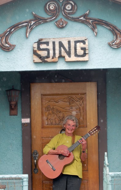 Gutsy woman, 'Gutless' book | Books and Literature | azdailysun.com