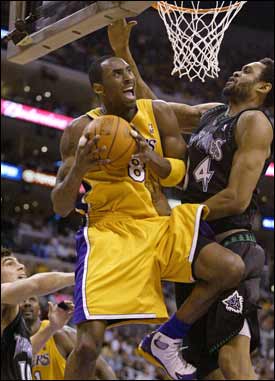 Kobe steals the spotlight | | azdailysun.com